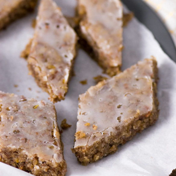 Blechkuchen In Rauten Schneiden