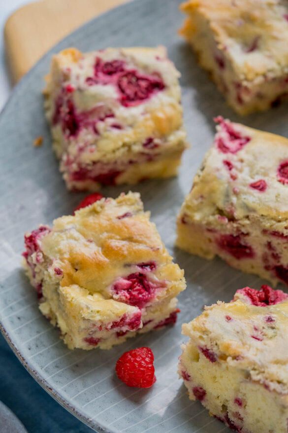Saftiger Himbeerkuchen mit weißer Schokolade