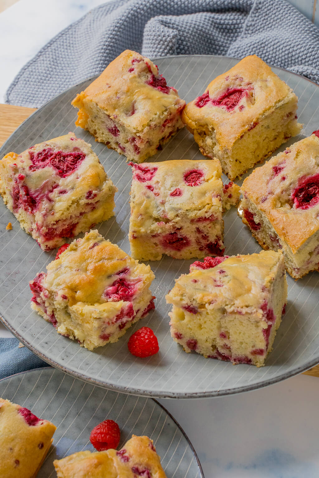 Saftiger Himbeerkuchen mit weißer Schokolade