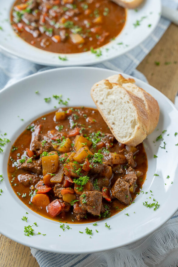 So einfach kochst du eine köstliche Gulaschsuppe zuhause selber