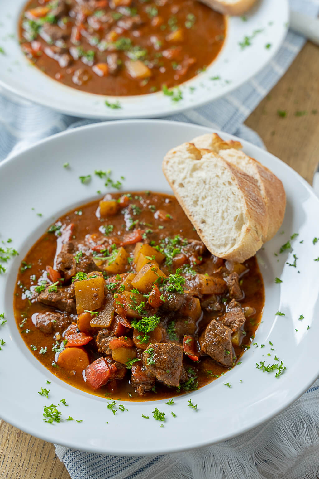 So einfach kochst du eine köstliche Gulaschsuppe zuhause selber