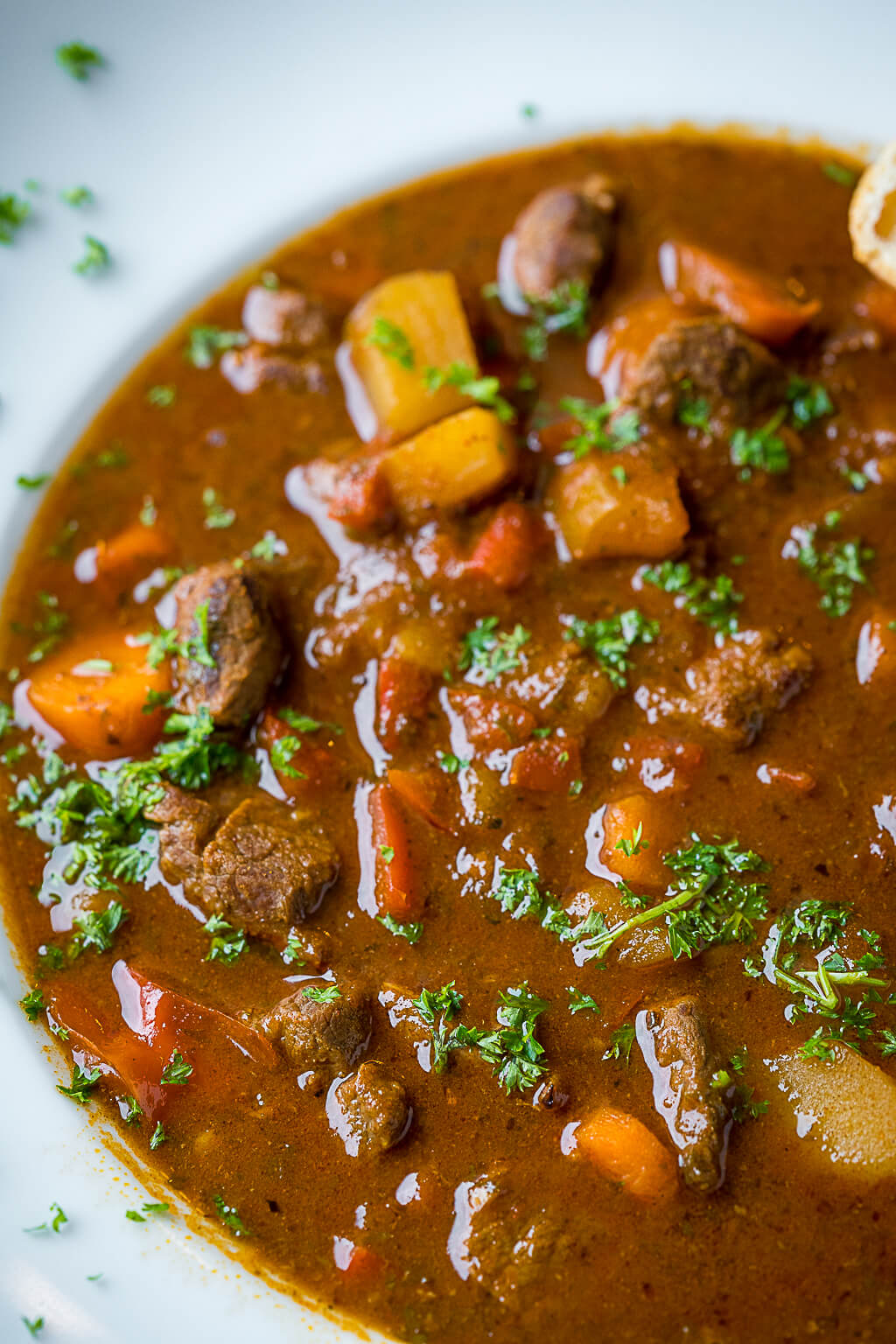 So einfach kochst du eine köstliche Gulaschsuppe zuhause selber