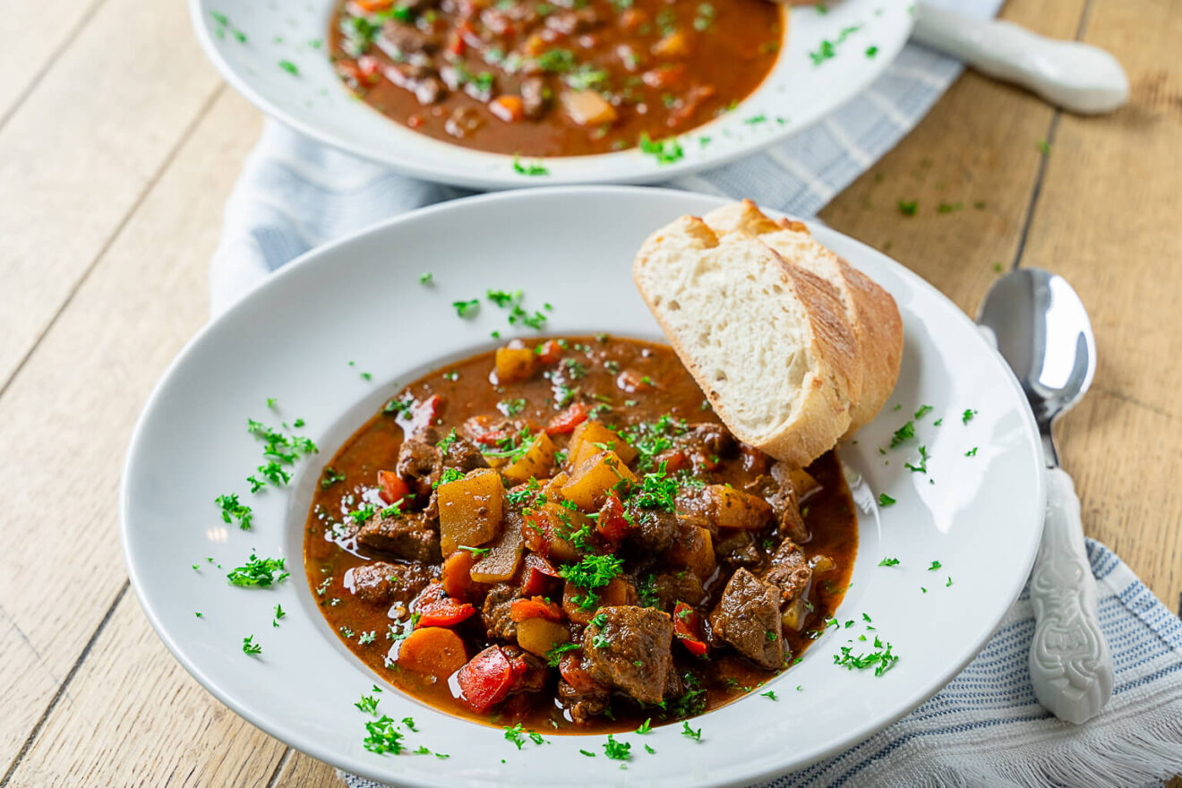 So einfach kochst du eine köstliche Gulaschsuppe zuhause selber