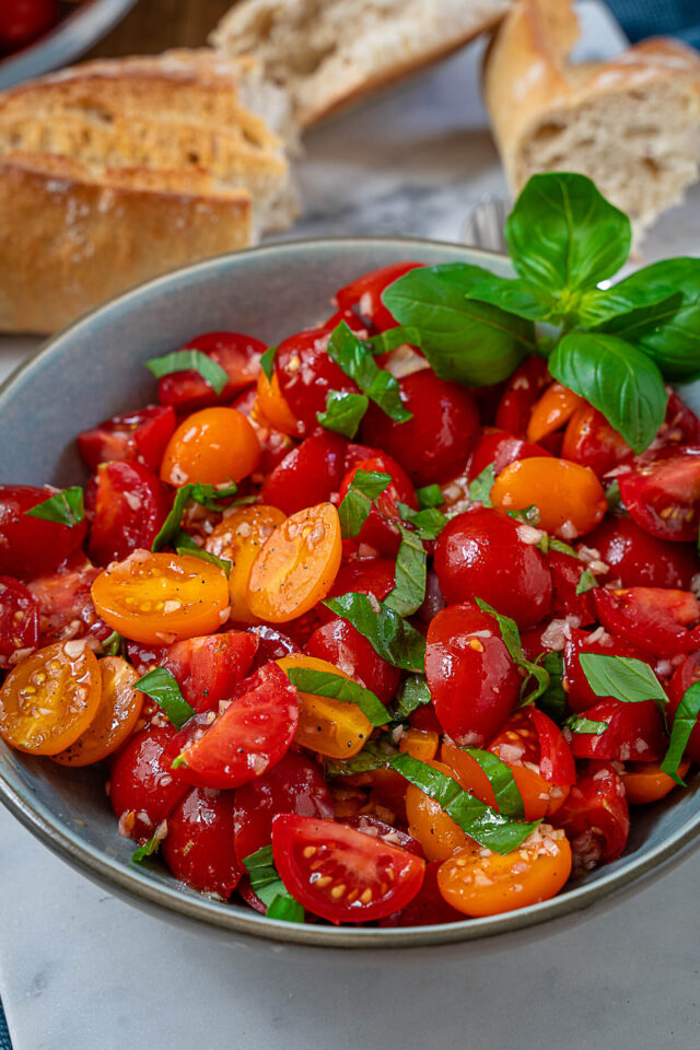 Einfacher Tomatensalat mit Basilikum und Balsamico-Dressing - Einfach ...