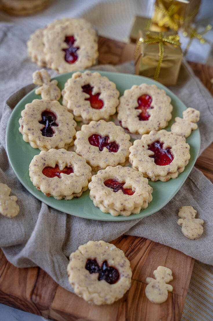 Spitzbuben backen - köstliche Weihnachtskekse mit Konfitüre - Einfach ...