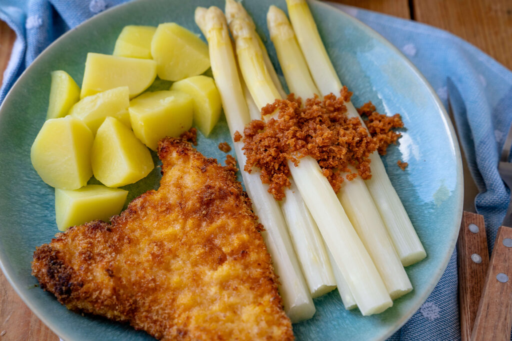 Spargelrezepte: So einfach kochst du Spargel mit Semmelbröseln ...