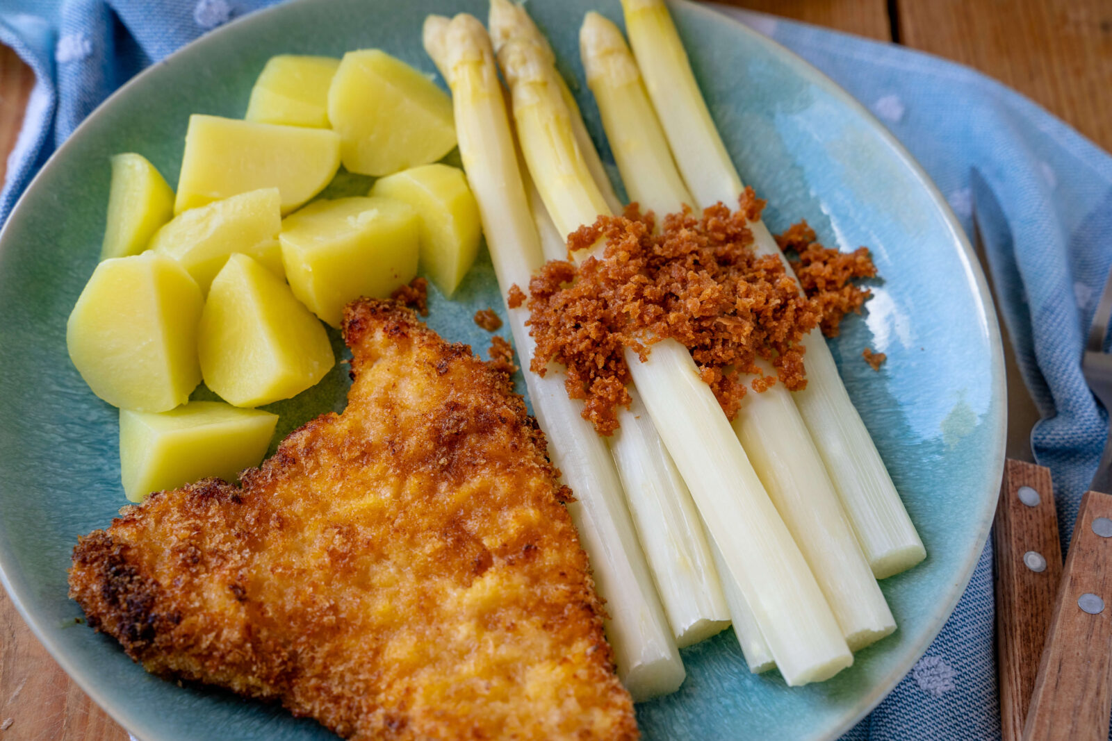 Spargelrezepte: So einfach kochst du Spargel mit Semmelbröseln ...