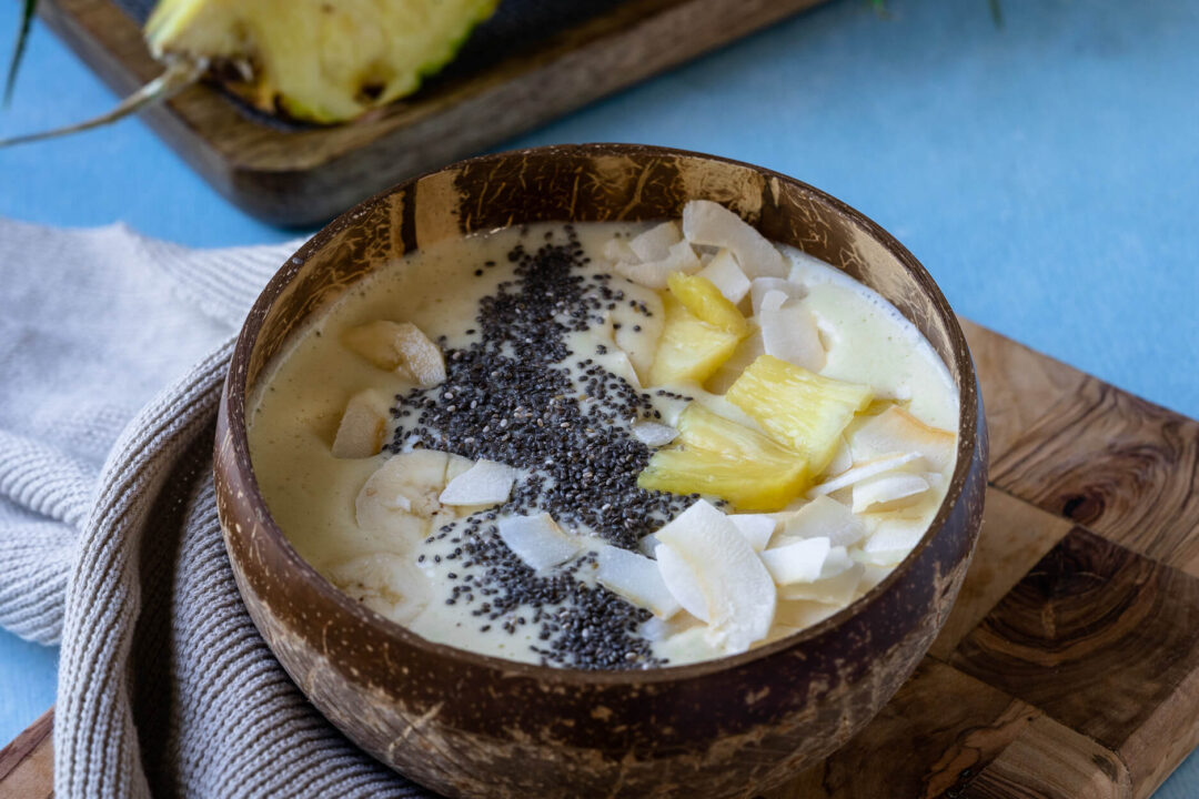 Pina Colada Smoothie Bowl mit Ananas und Banane - einfaches 5 Minuten ...