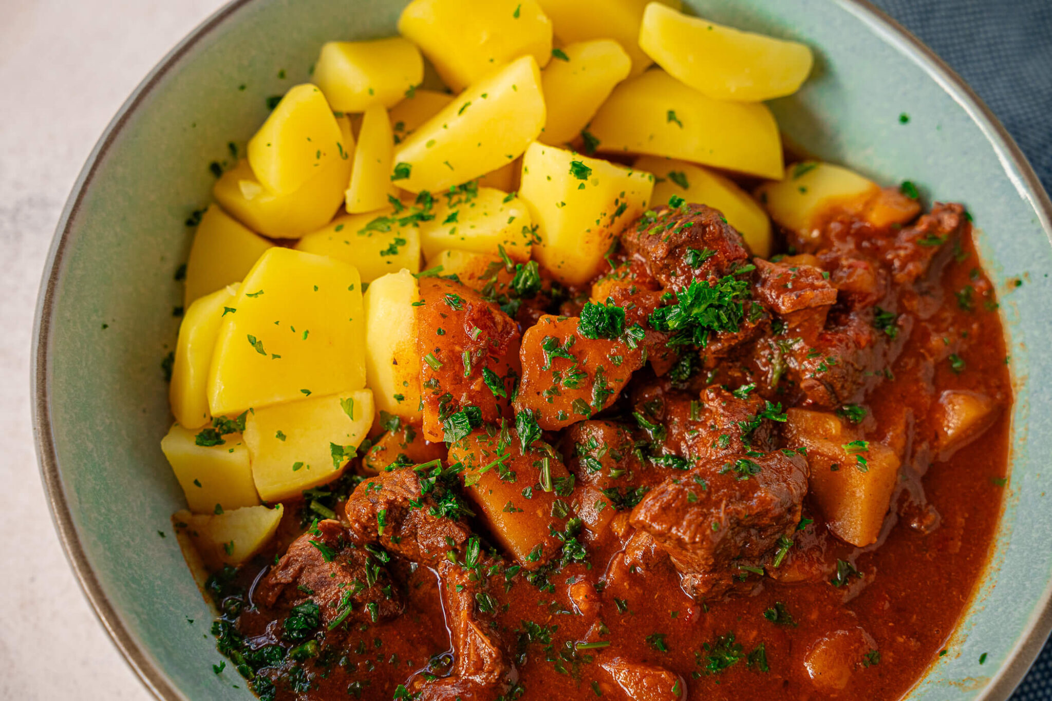 Leckeres Gulasch kochen - Ungarisches Gulasch Rezept mit Paprika