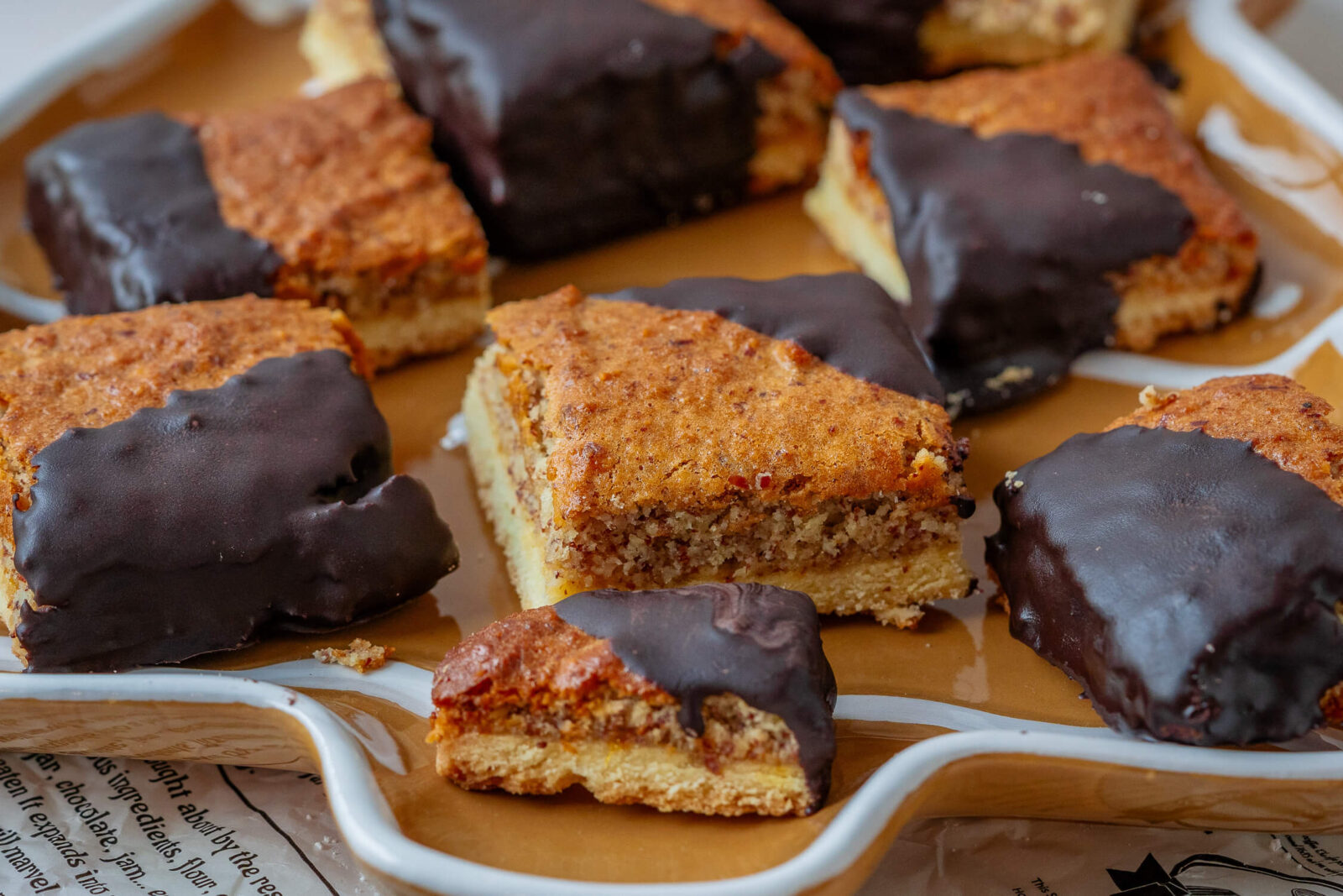 Mandelschnitten mit Marzipan und Schokoladenglasur