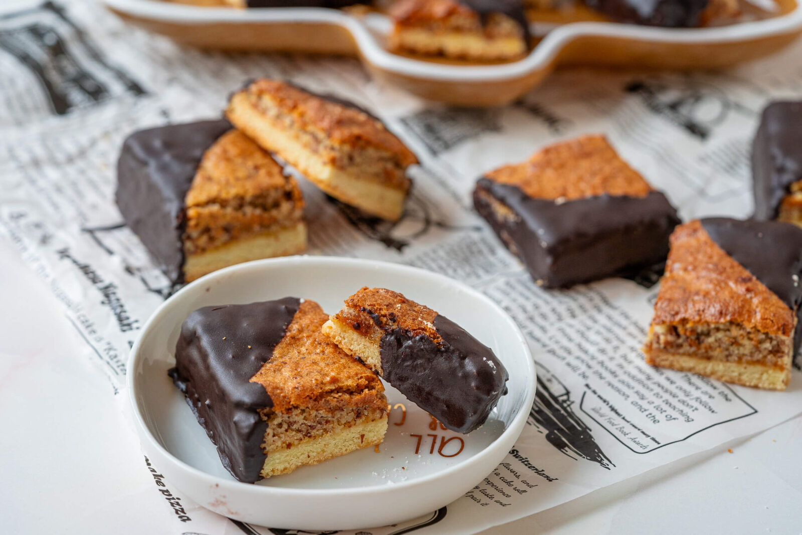 Mandelschnitten mit Marzipan und Schokoladenglasur