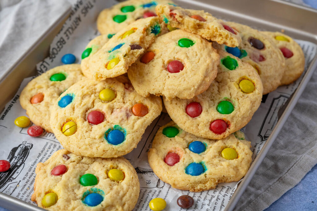 Einfaches Rezept für M&Ms Cookies - die besten chewy Cookies