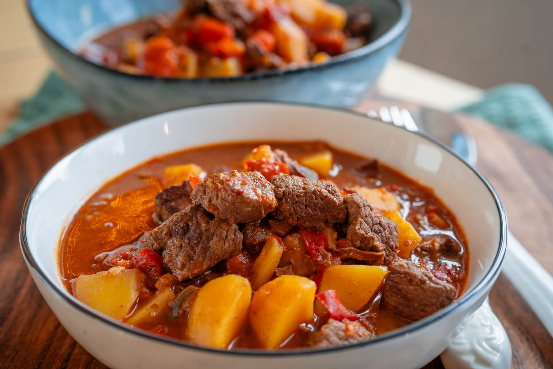 Einfaches Gulasch Rezept mit Kartoffeln - so lecker