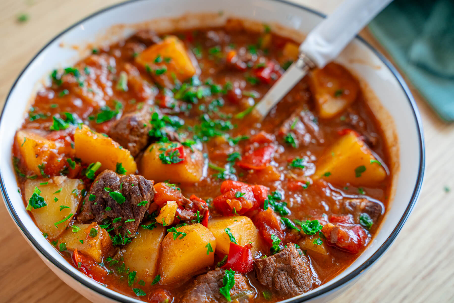 Einfaches Gulasch Rezept mit Kartoffeln - so lecker