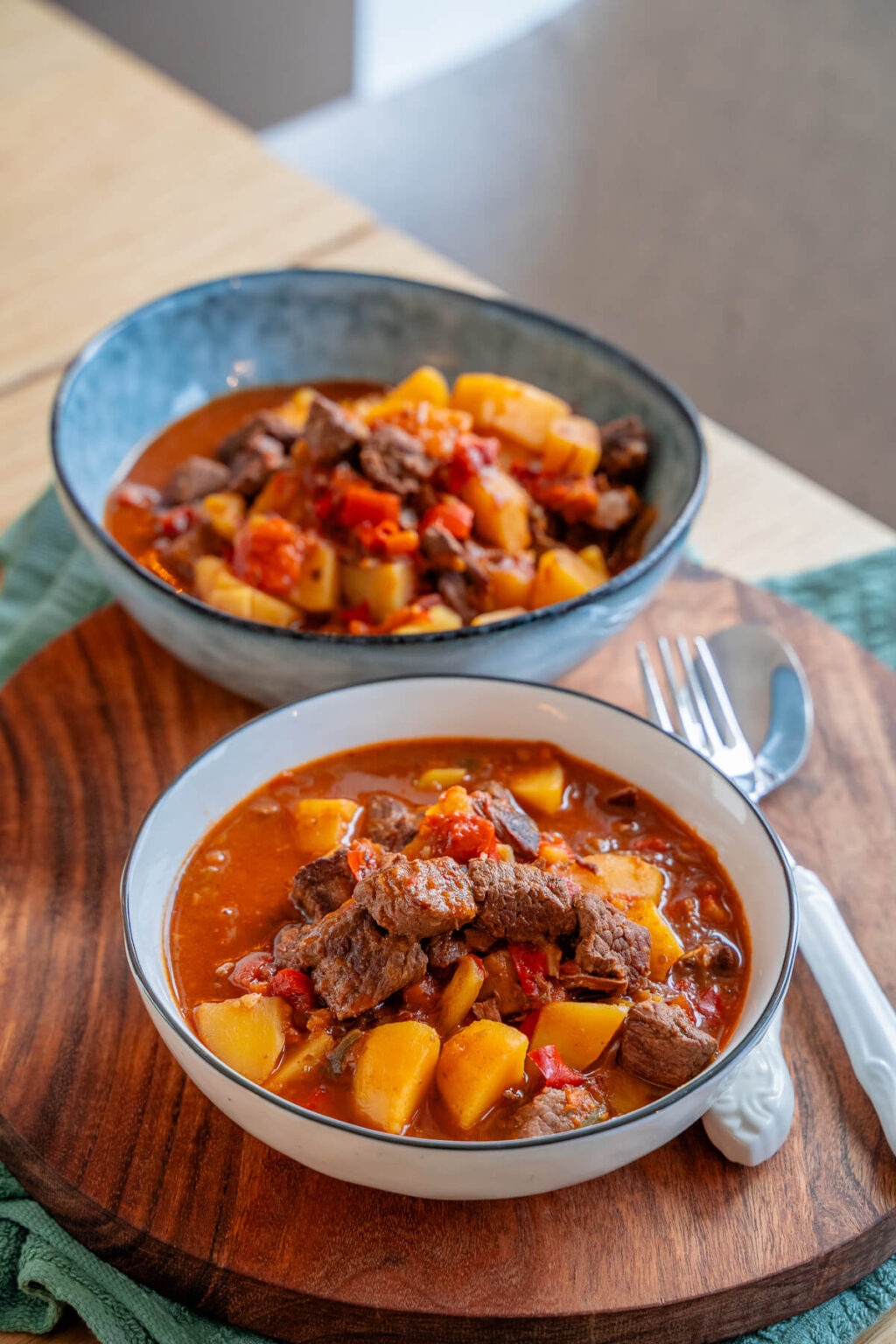Einfaches Gulasch Rezept mit Kartoffeln - so lecker